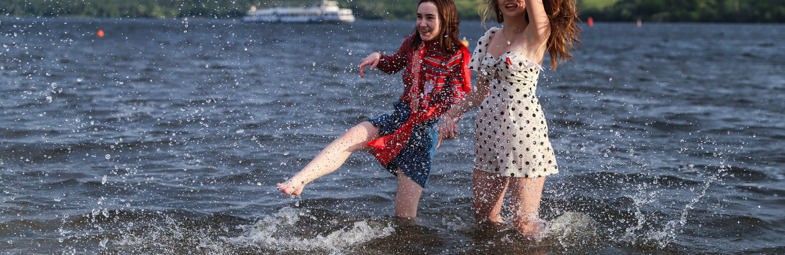 Запорожские выпускники устроили массовое купание в Днепре, - ФОТОРЕПОРТАЖ - Gorozhanin.com.ua